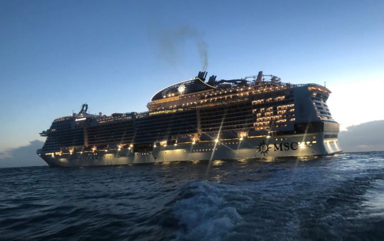Le paquebot MSC Bellissima s'essaie en mer entre Belle-Île et l'Île d'Yeu